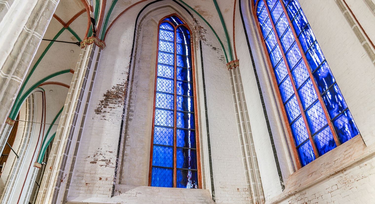 Blaues Licht im weißen Dom