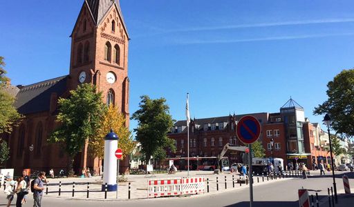 Sanierter Kirchenplatz in Warnemünde übergeben